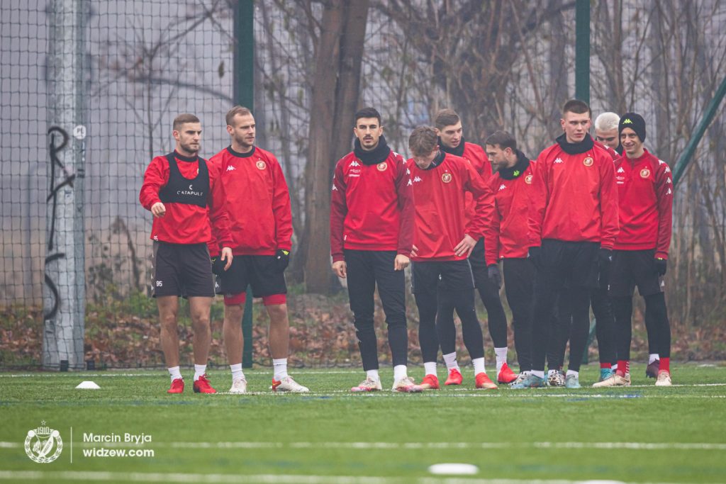 Dwudziestu pięciu piłkarzy na pierwszym treningu - WidzewToMy ...
